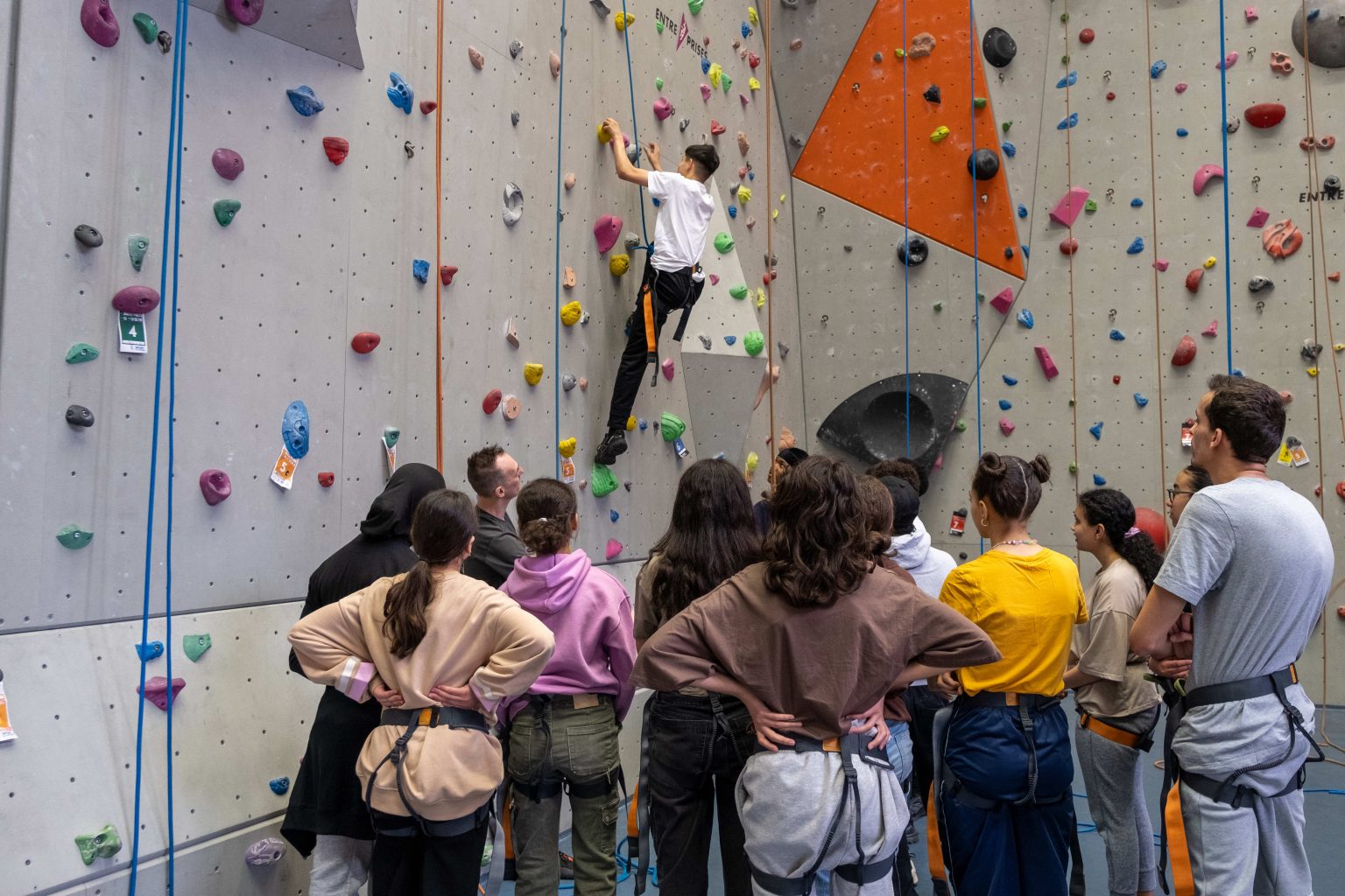 Muurklimmen @Sport Vlaanderen Brugge – Komerbi – jeugd welzijnsorganisatie
